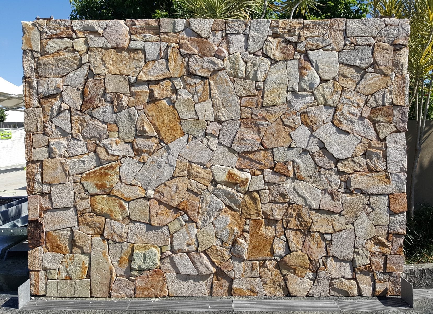 STONE FEATURE WALLS & RETAINING WALLS - Beckett Stone