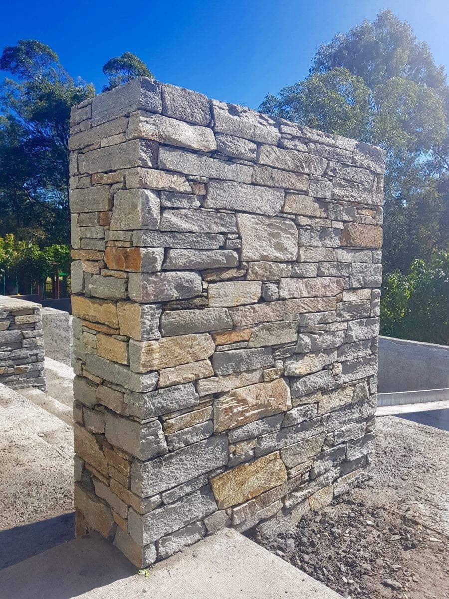 STONE FEATURE WALLS & RETAINING WALLS - Beckett Stone