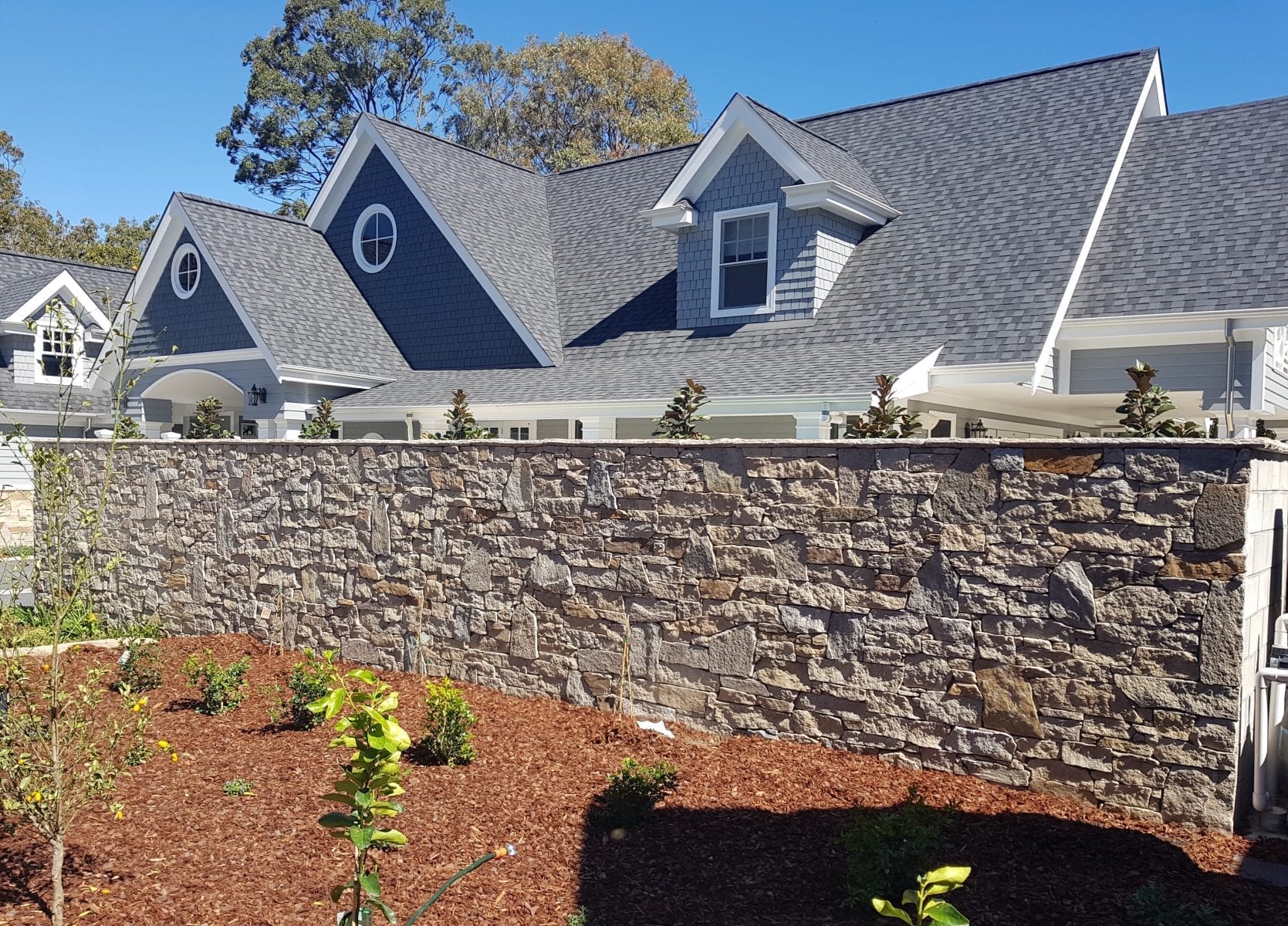 STONE FEATURE WALLS & RETAINING WALLS - Beckett Stone
