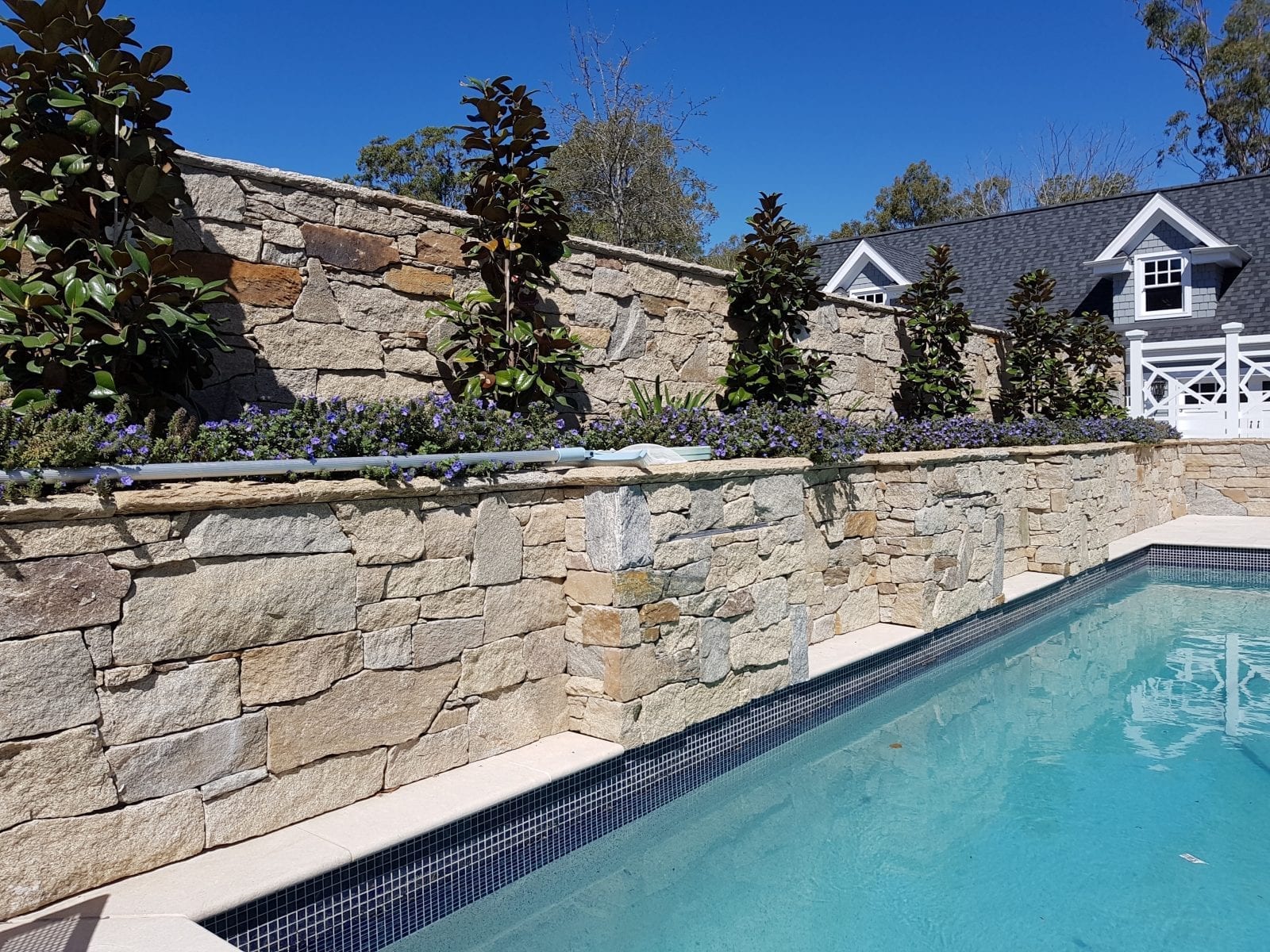 STONE FEATURE WALLS & RETAINING WALLS - Beckett Stone