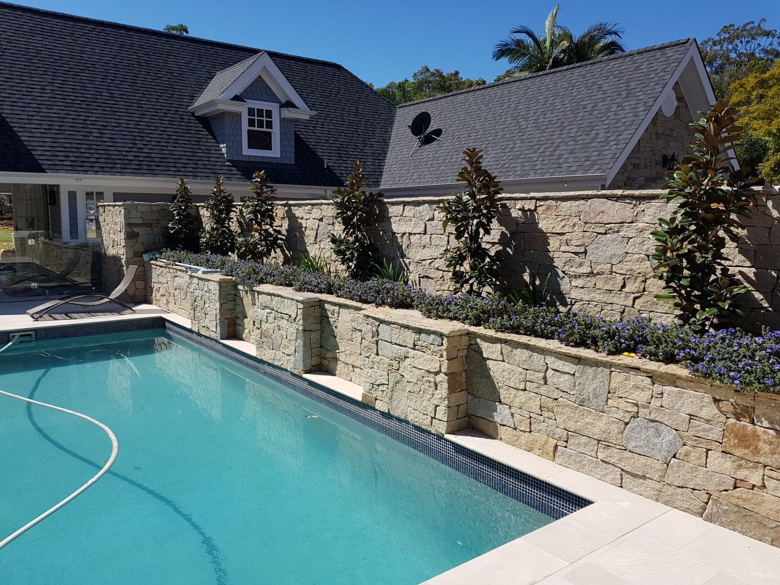 STONE FEATURE WALLS & RETAINING WALLS - Beckett Stone