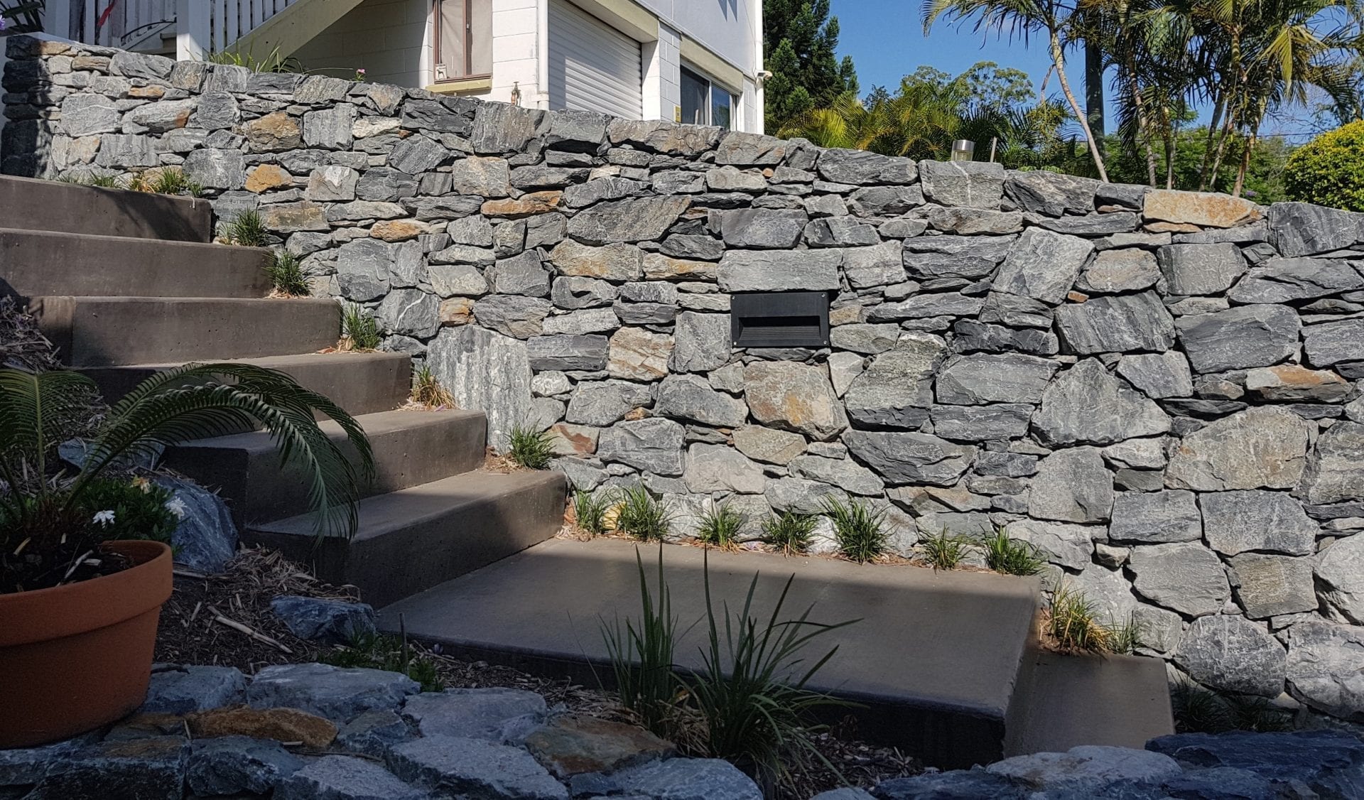 STONE FEATURE WALLS & RETAINING WALLS - Beckett Stone